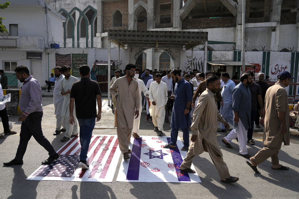 Fri. 8:56 a.m.: Tens of thousands protest after Muslim prayers across ...